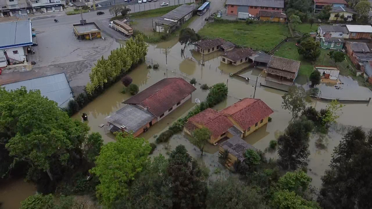 Novas imagens aéreas de Rio Negrinho mostram pontos de alagamento neste ...